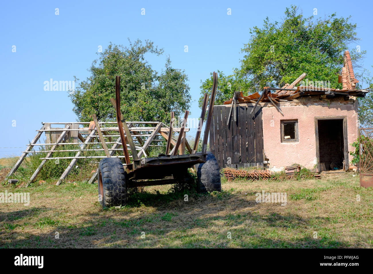 Broken down outhouse hi-res stock photography and images - Alamy