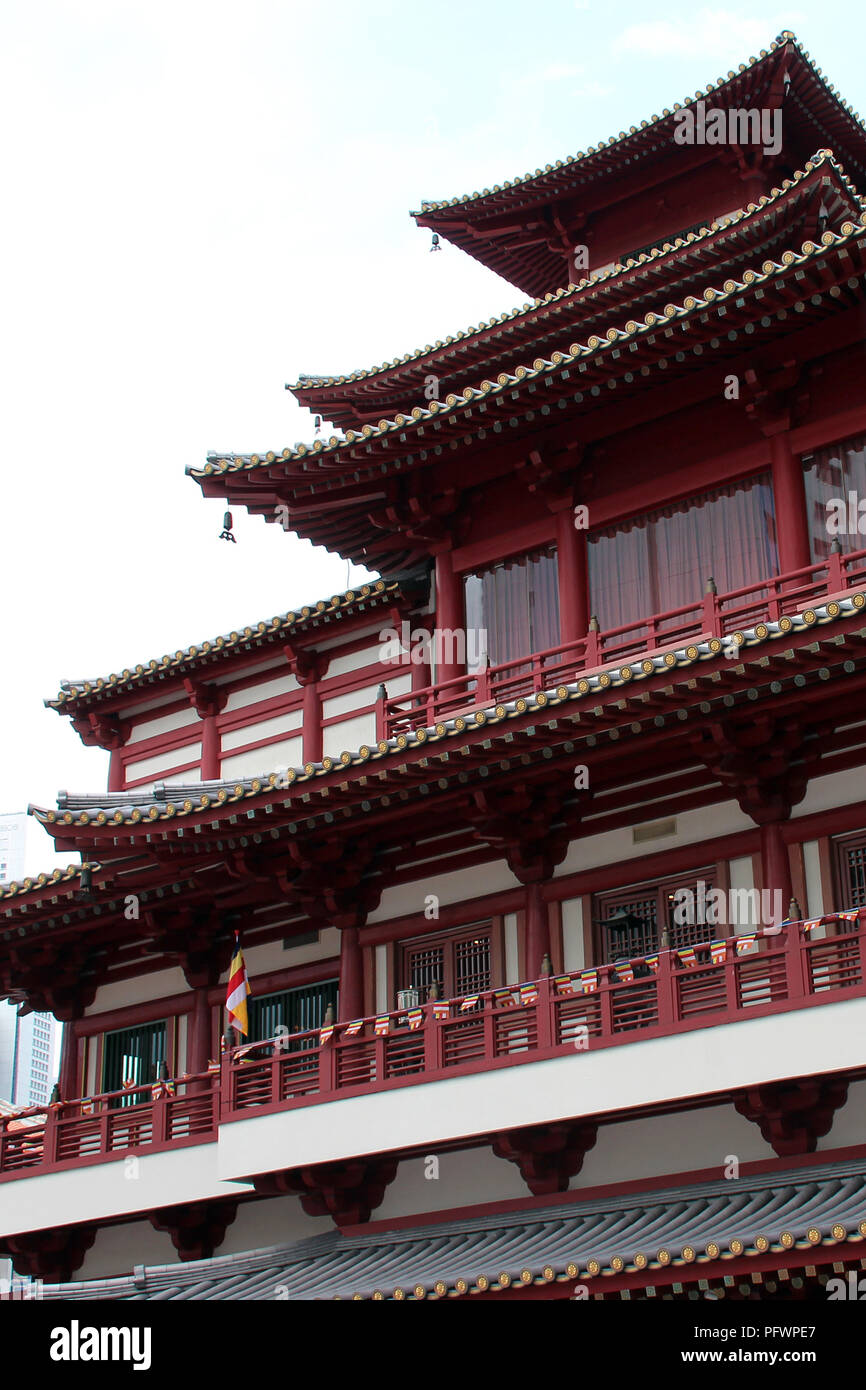 The Buddha Tooth Relic temple in Singapore Stock Photo - Alamy