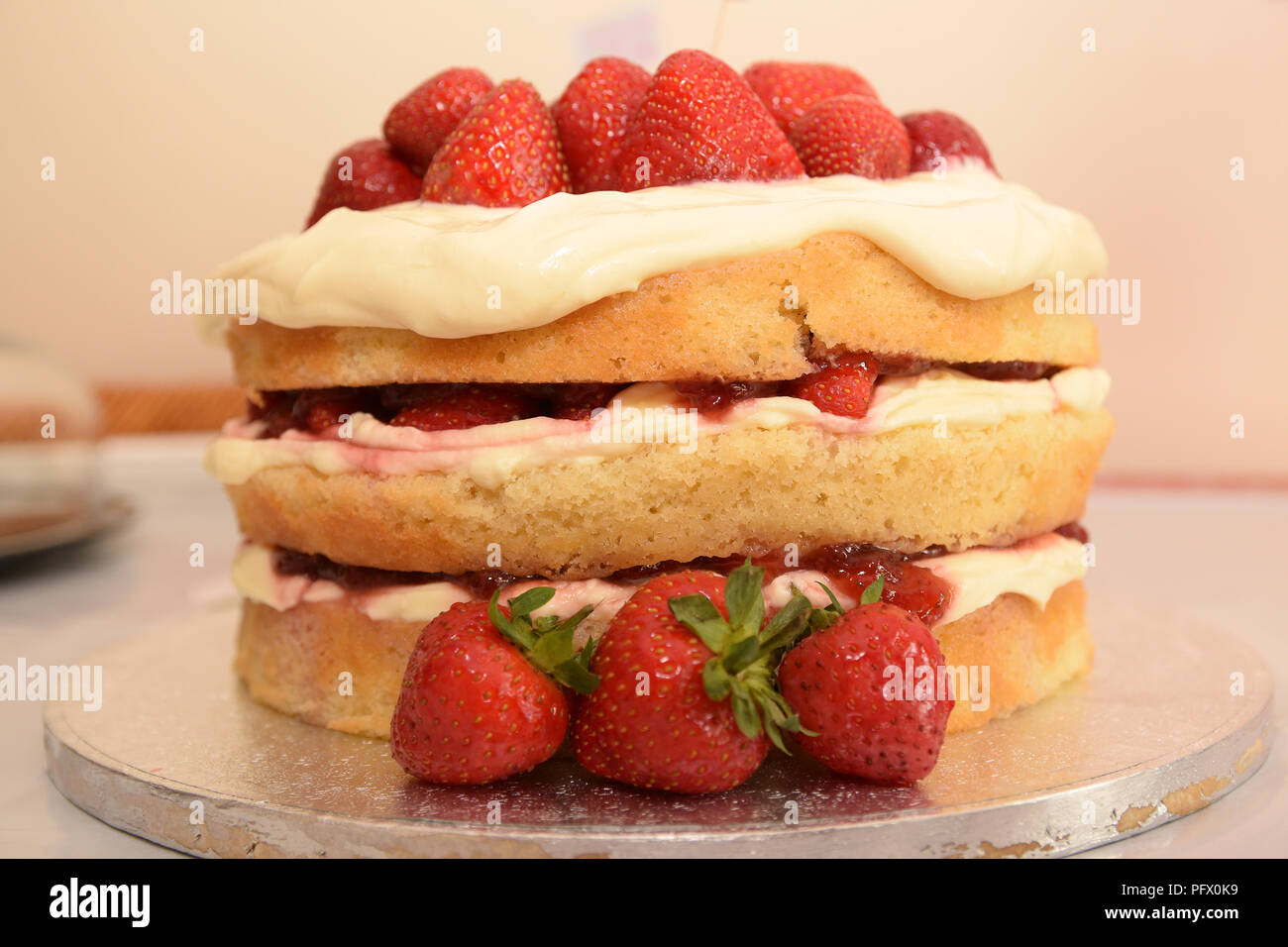 Sponge layer cake hi-res stock photography and images - Alamy