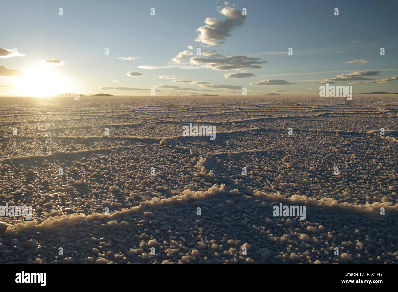 Gorgeous patterns on the surface of the salt flats of Salar de Uyuni ...