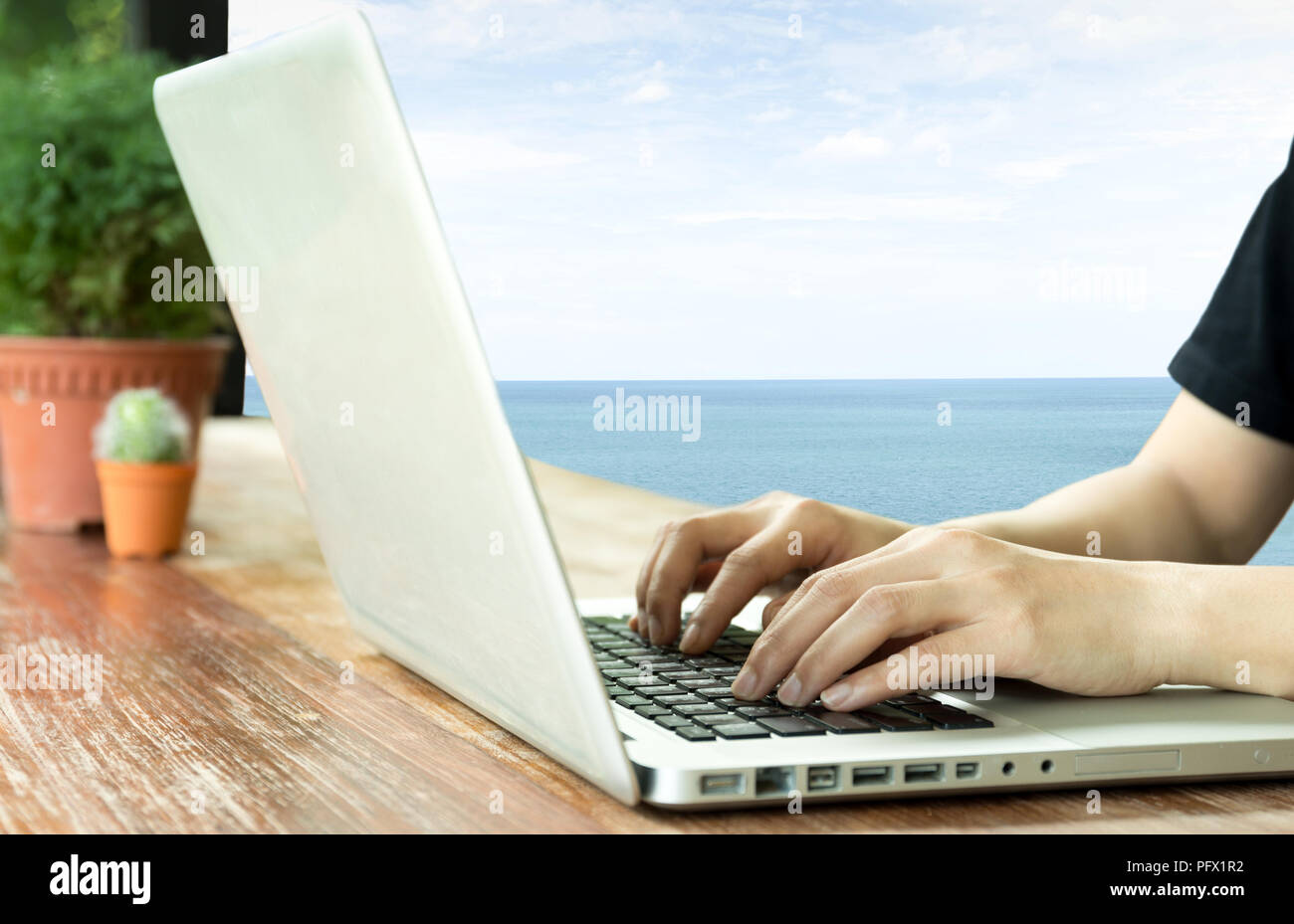 Woman relaxed beach laptop hi-res stock photography and images - Alamy