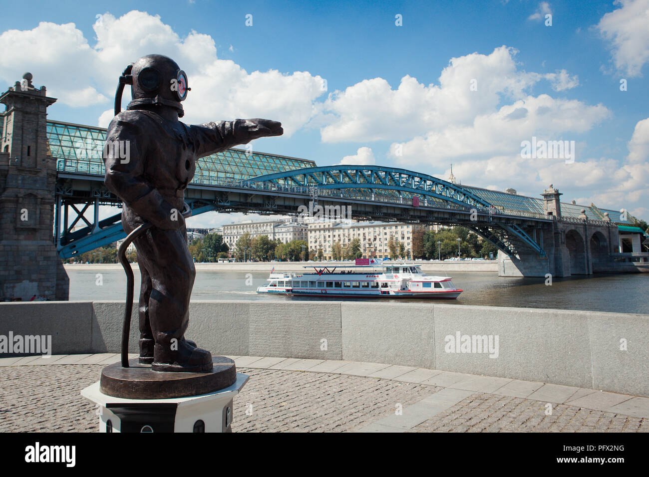 Diver sculpture hi-res stock photography and images - Alamy