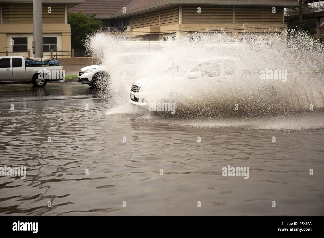 Car driving through flood water hi-res stock photography and images - Alamy