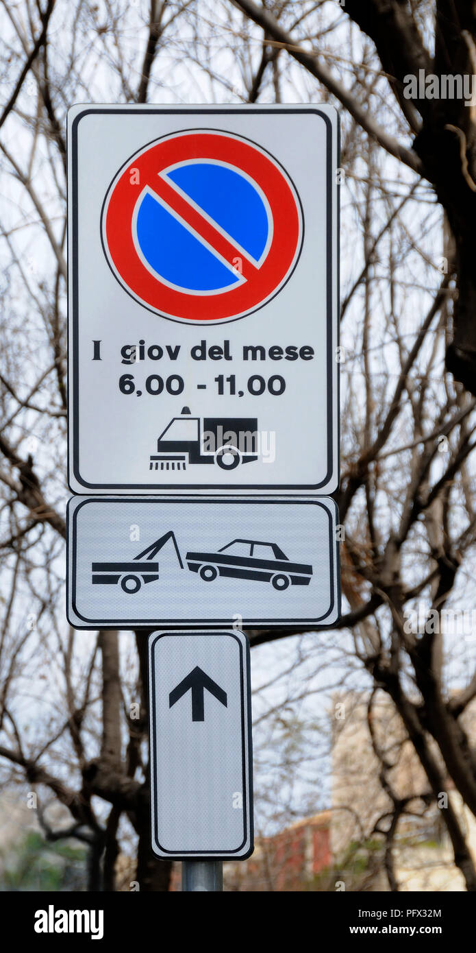Traffic signs italy hi-res stock photography and images - Alamy