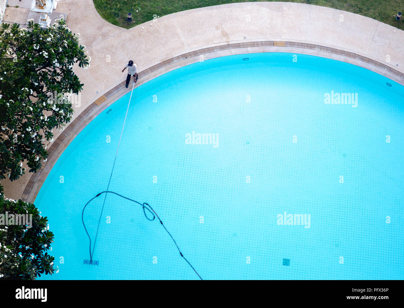 Man cleaning swimming pool with Vacuum cleaner Stock Photo - Alamy