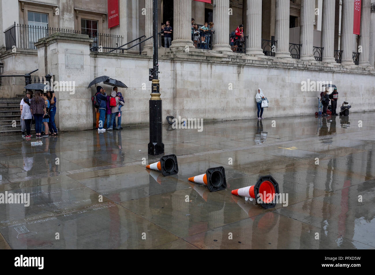 London england uk wet day raining soaked hi-res stock photography and ...
