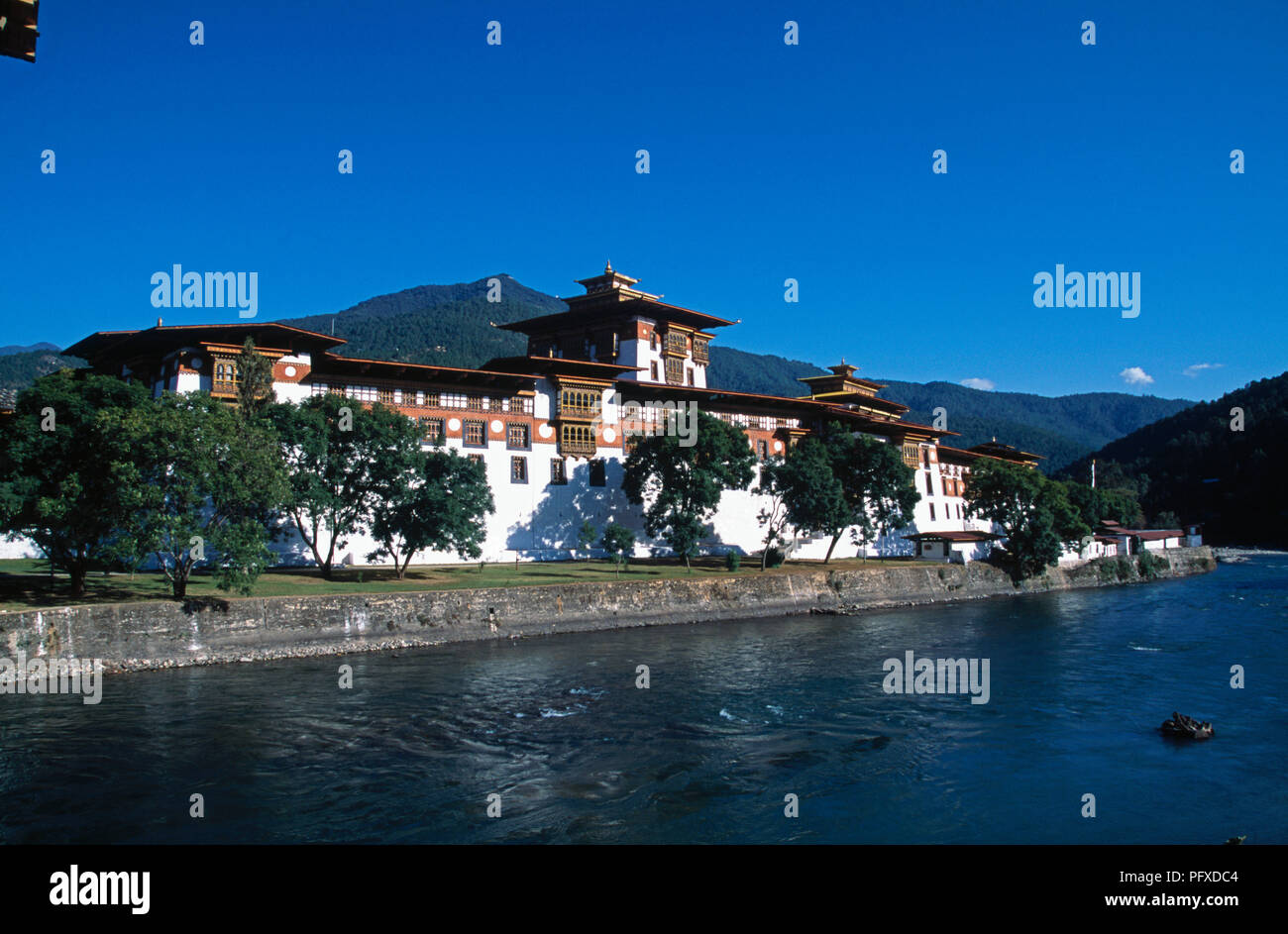 Mo Chhu river and Punakha Dzong in Punakha, Bhutan Stock Photo - Alamy
