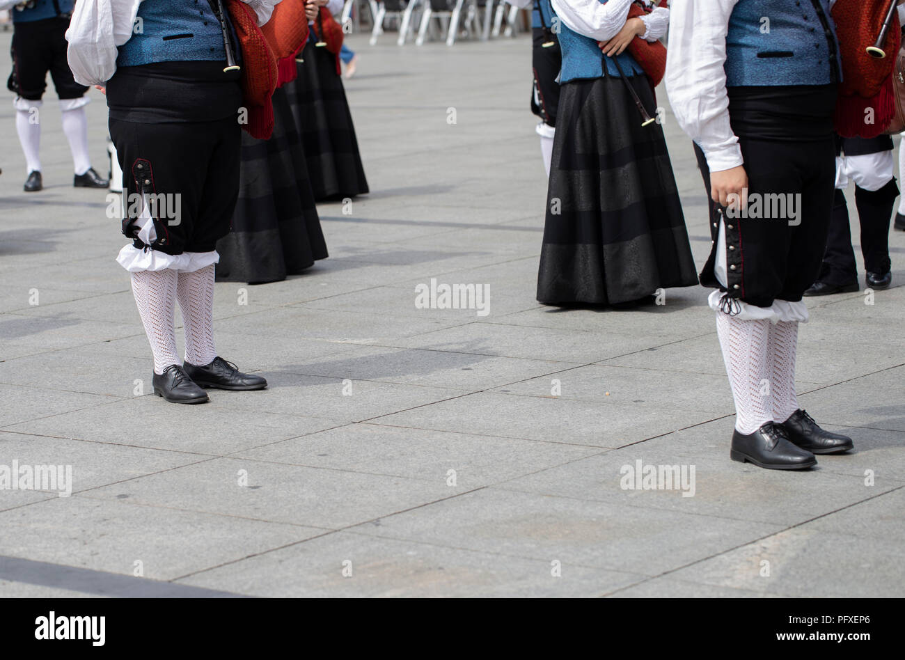 Spanish traditional dance group Stock Photo - Alamy