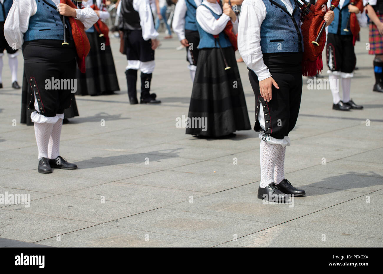Folk spanish costume hi-res stock photography and images - Alamy