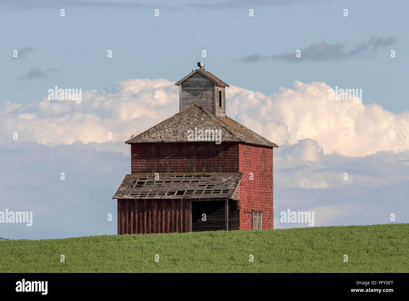 Countryside crops barn farm building hi-res stock photography and ...