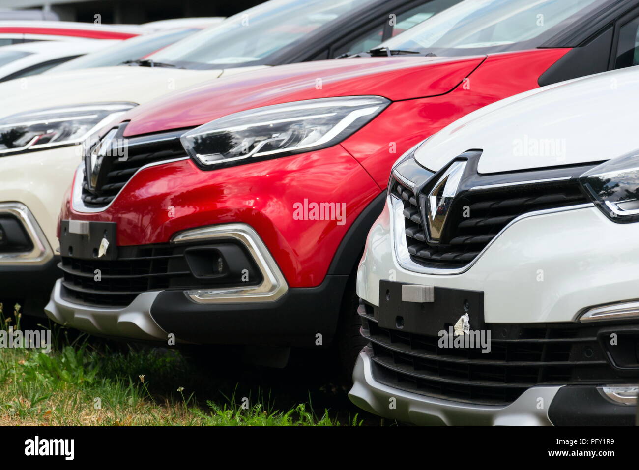 PRAGUE, CZECH REPUBLIC - AUGUST 15 2018: Renault company logo on car in ...