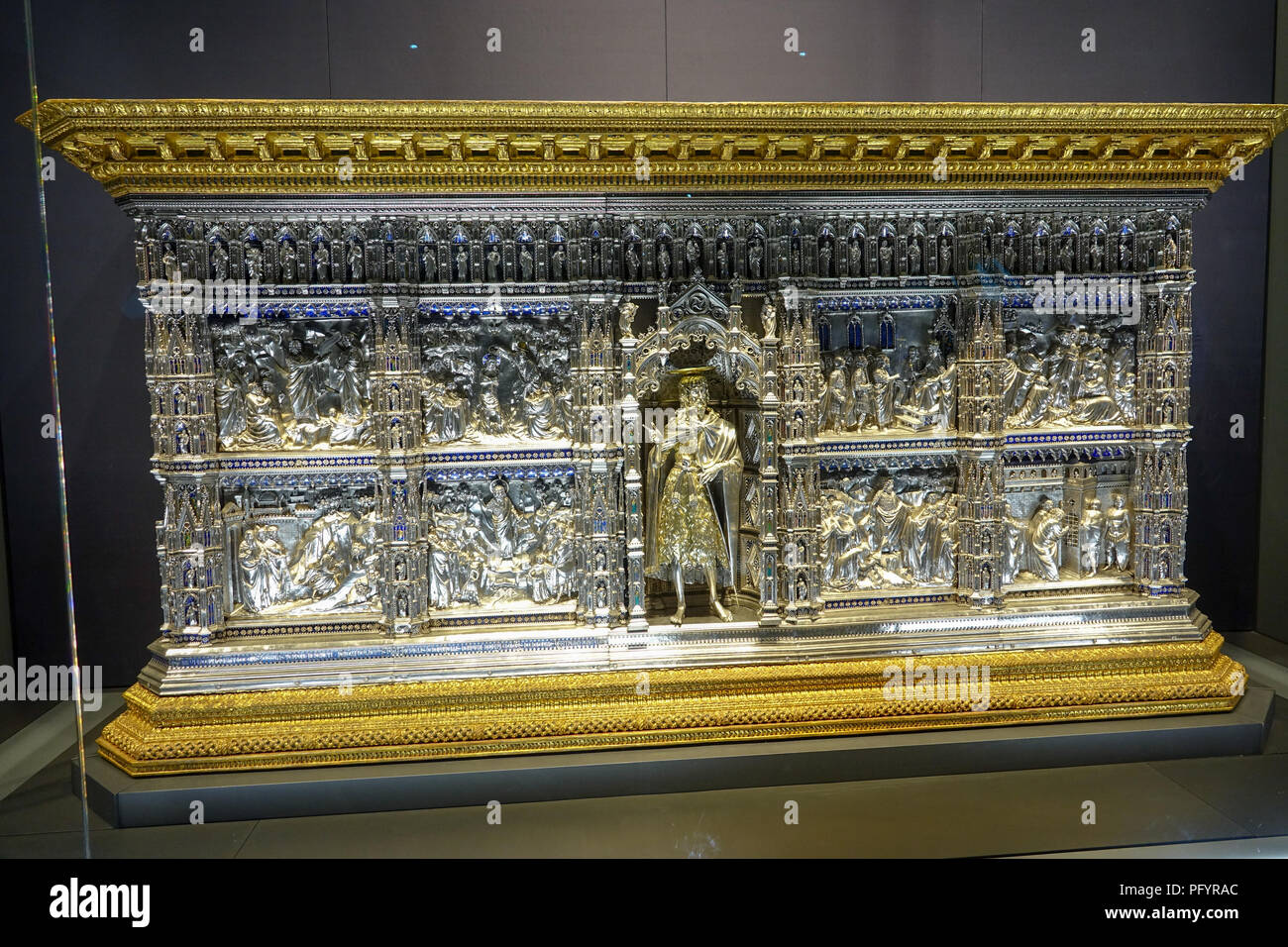 Gold alter hi-res stock photography and images - Alamy