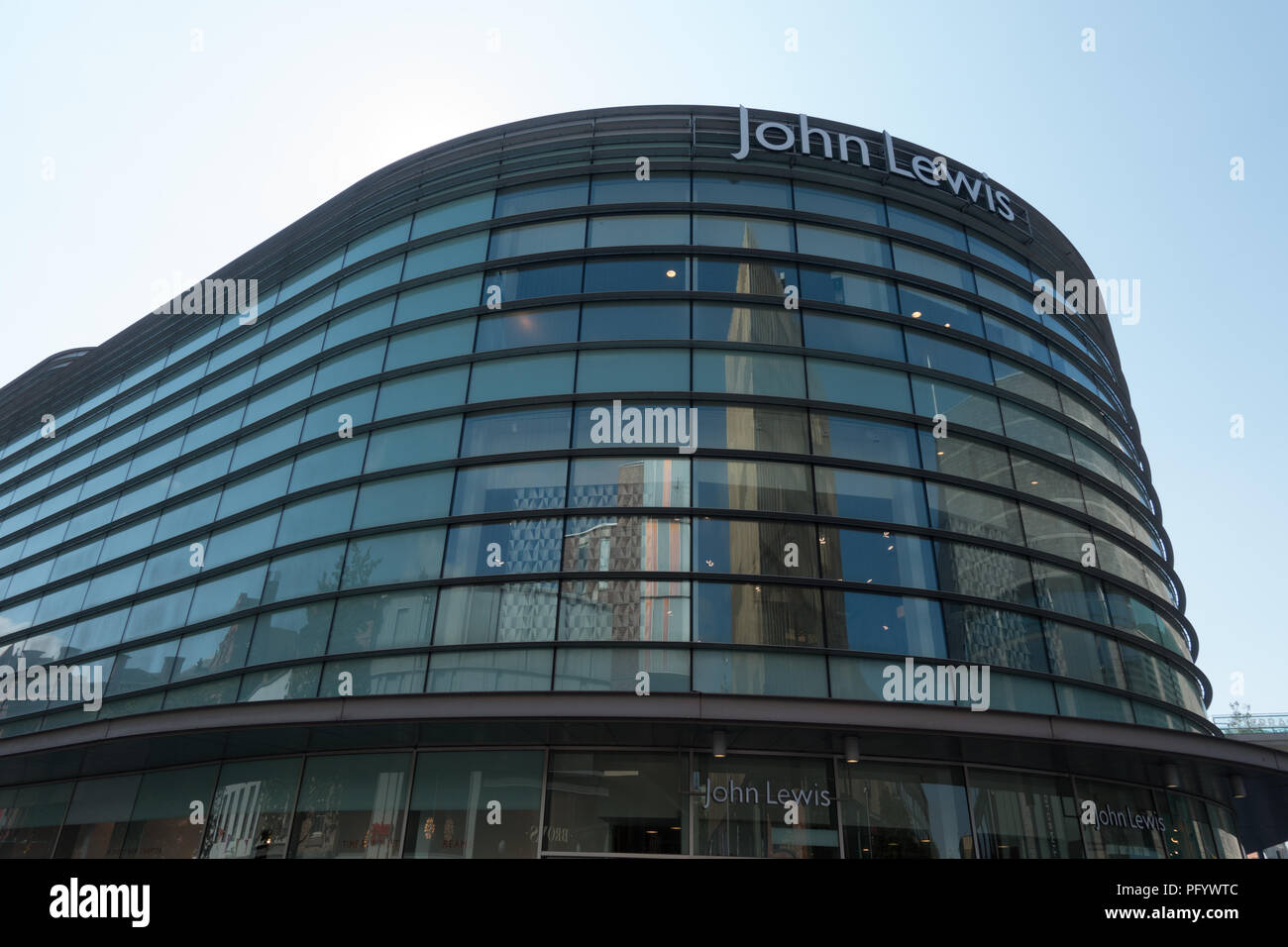 Reflections in windows hi-res stock photography and images - Alamy