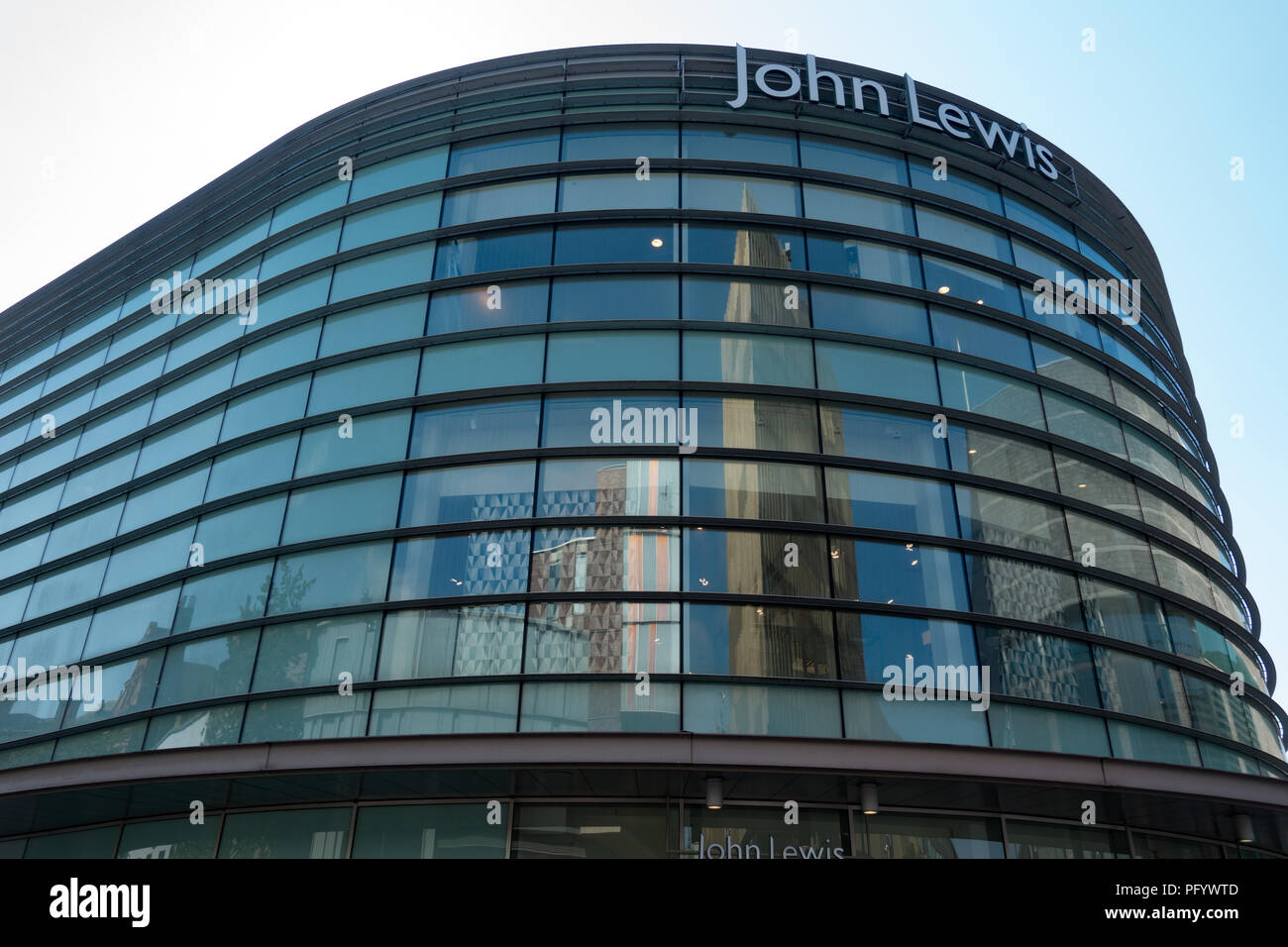 Reflections in windows hi-res stock photography and images - Alamy