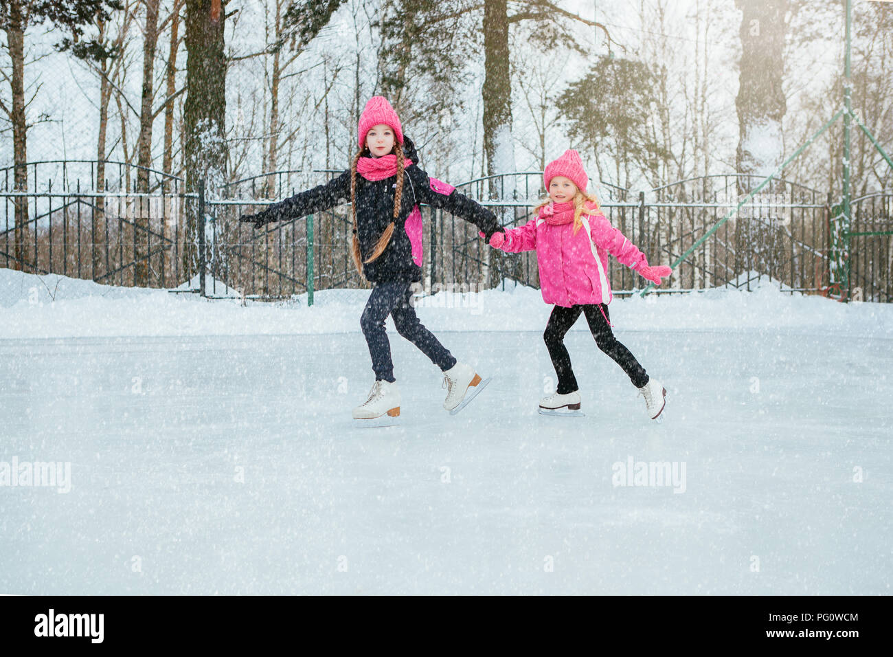 Girls skating hi-res stock photography and images - Alamy