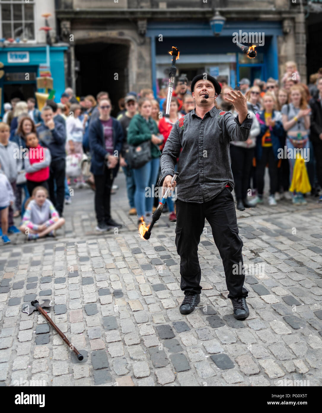 Street performer juggler hi-res stock photography and images - Alamy