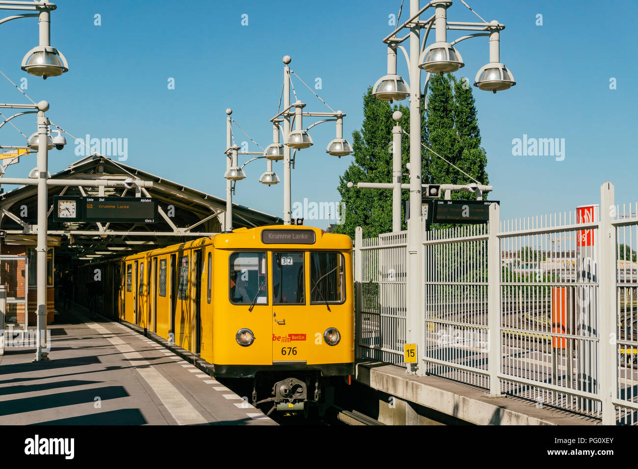 Elevated railway track hi-res stock photography and images - Alamy