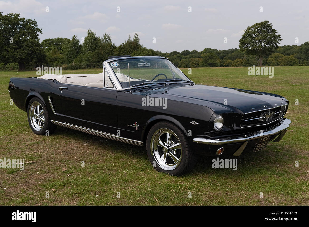 Black Ford Mustang Convertible Stock Photo - Alamy
