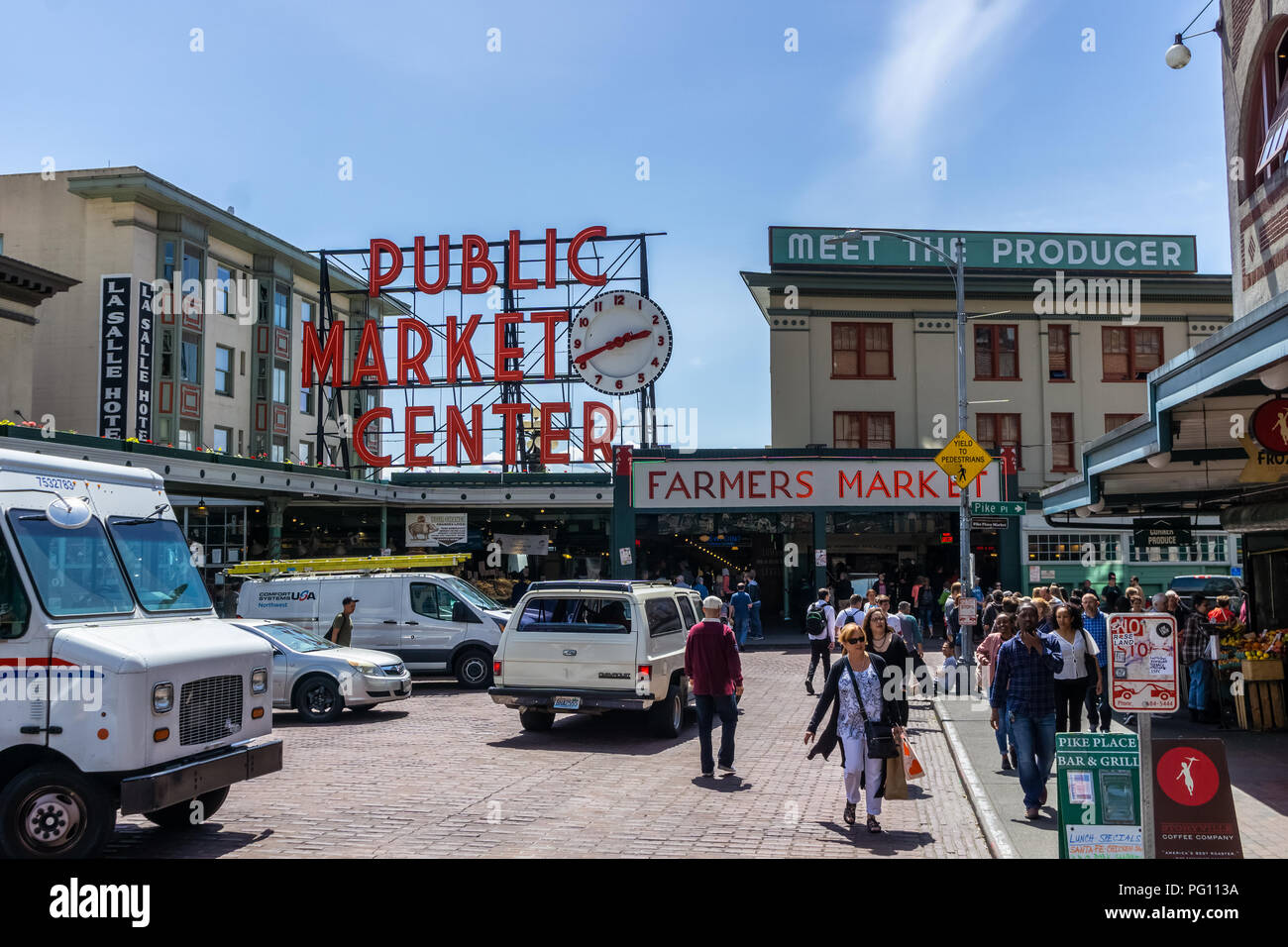 Crowded street in Pike Place market district, Farmer market and corner ...