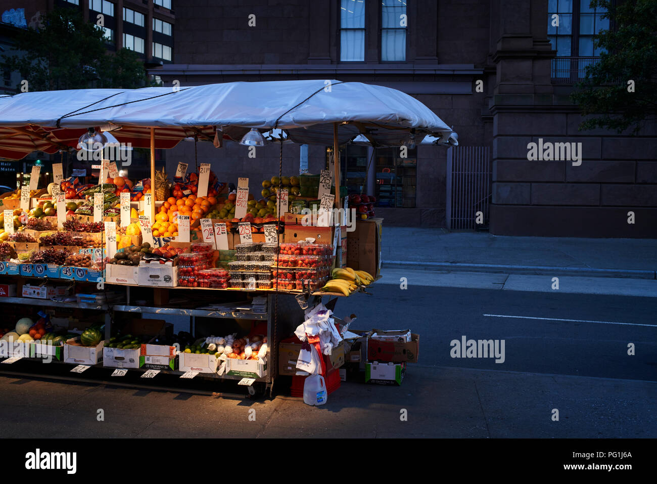 Fruit stand nyc hi-res stock photography and images - Alamy