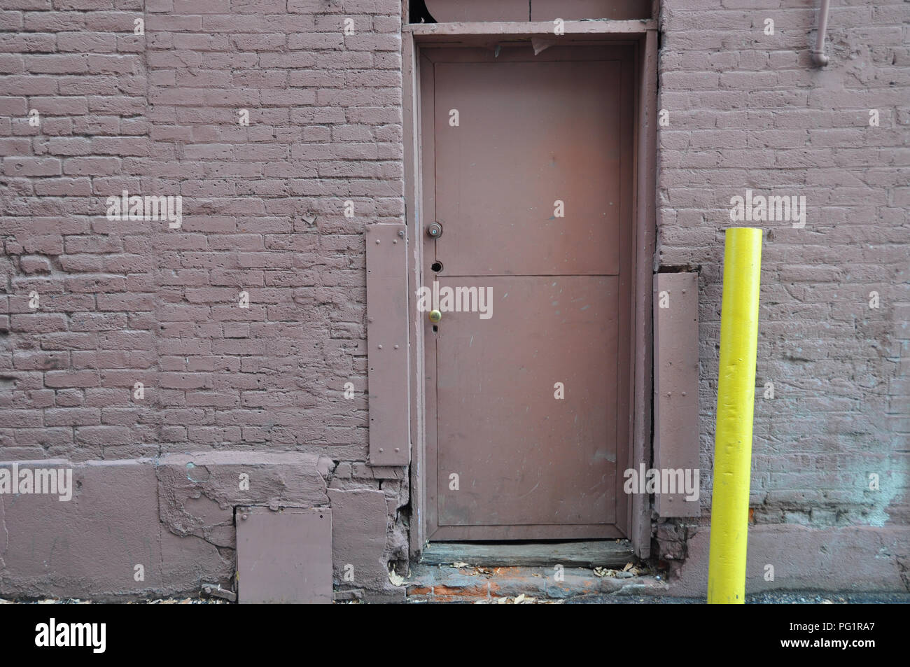 Back alley door hi-res stock photography and images - Alamy
