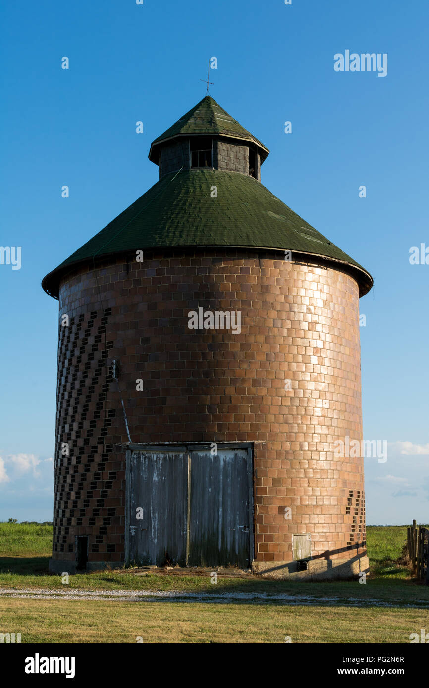 Terra cotta farm silo in the late afternoon light in rural Illinois ...
