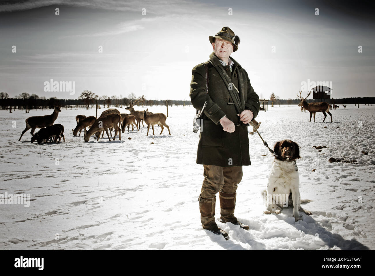The hunter Wolfgang Wernicke stands together with hunting dog "Haras ...