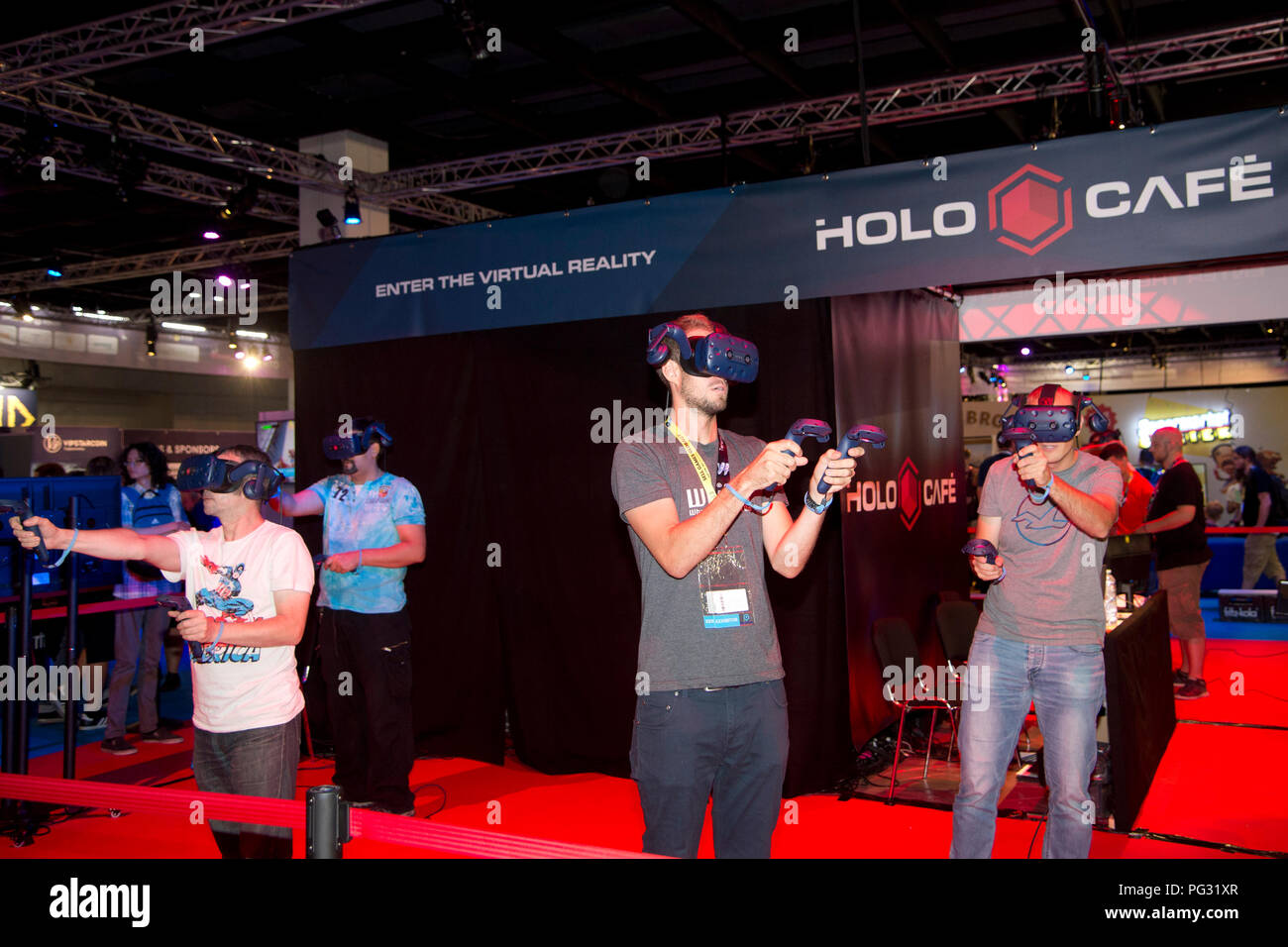 Cologne, Deutschland. 21st Aug, 2018. Visitors play VR games, virtual ...