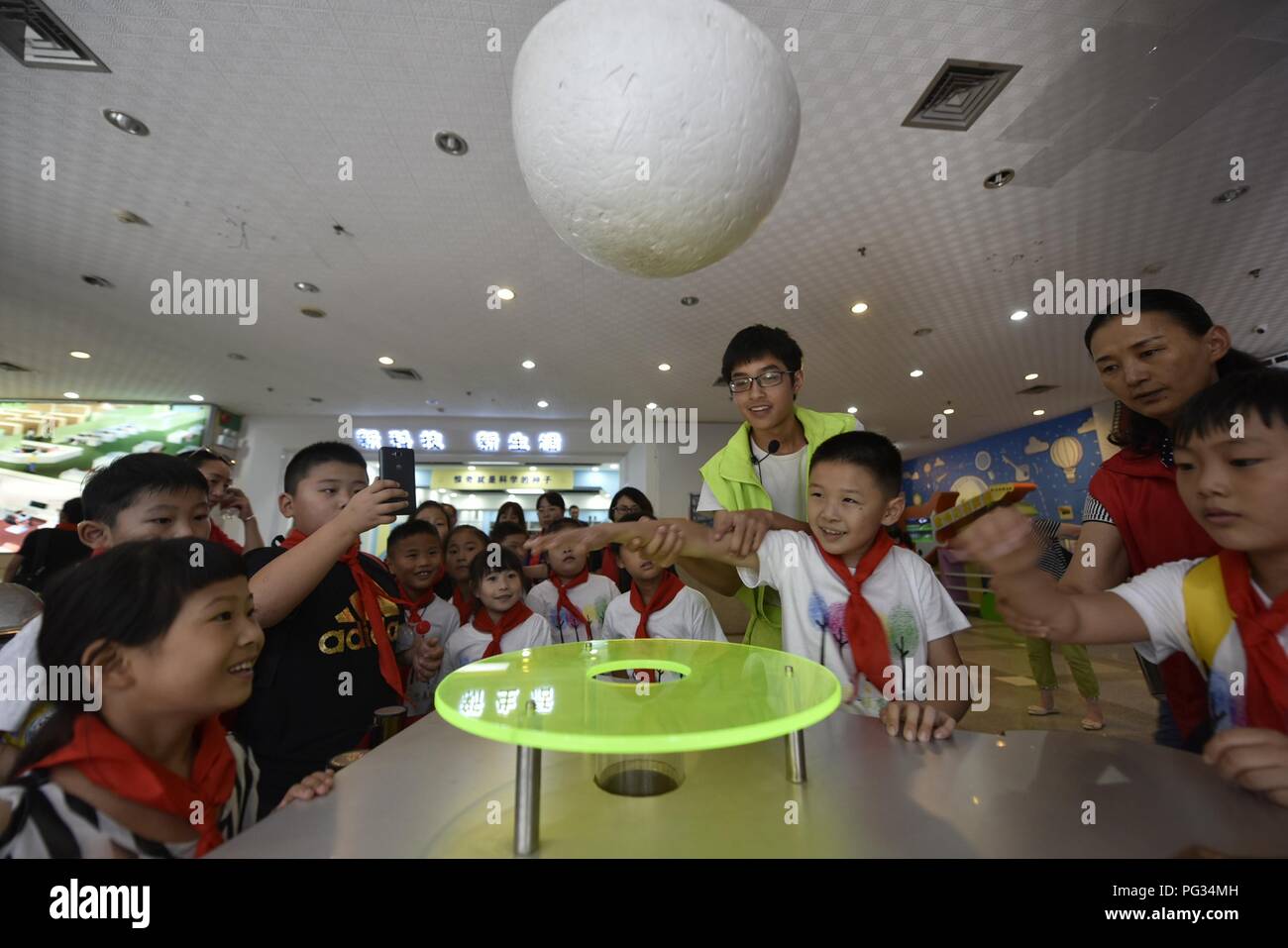 Hefei, China's Anhui Province. 23rd Aug, 2018. Children look at an ...