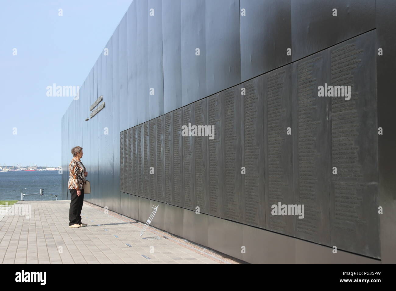 Tallinn, Estonia. 23rd Aug, 2018. A woman stands at the monument to the ...