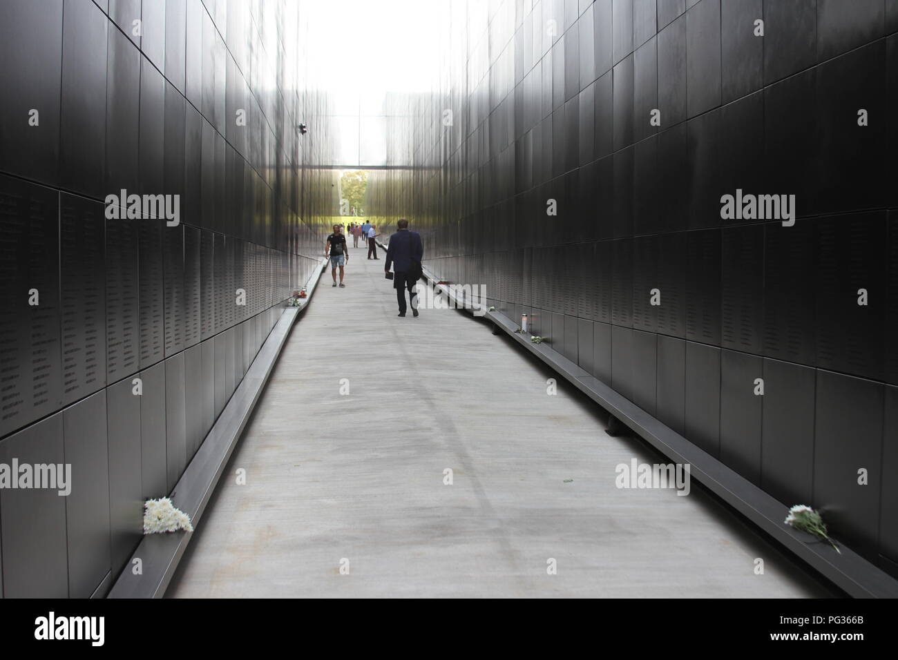 Tallinn, Estonia. 23rd Aug, 2018. Visitors stand at the monument for ...