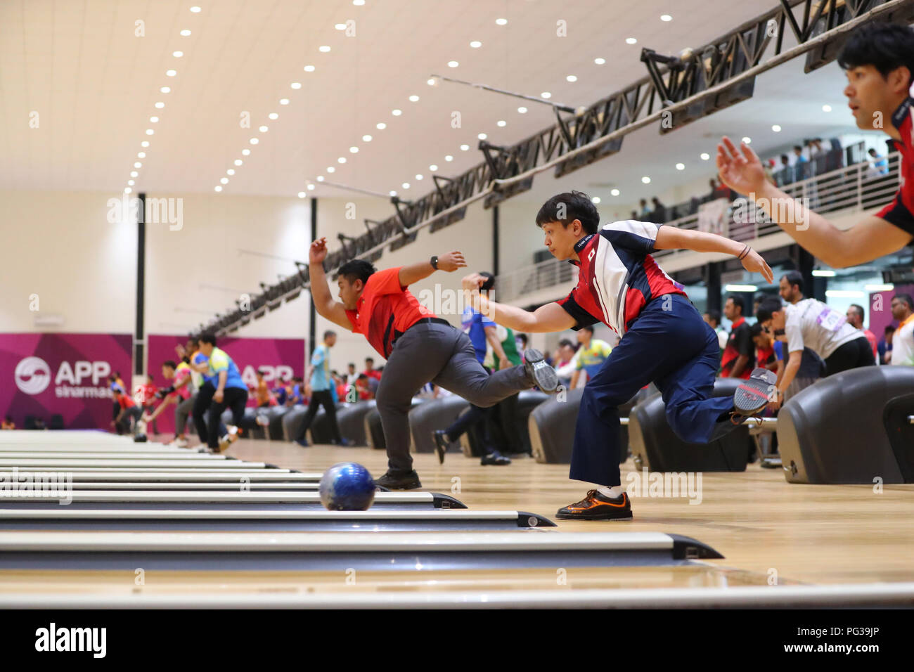 Mens bowling hi-res stock photography and images - Alamy