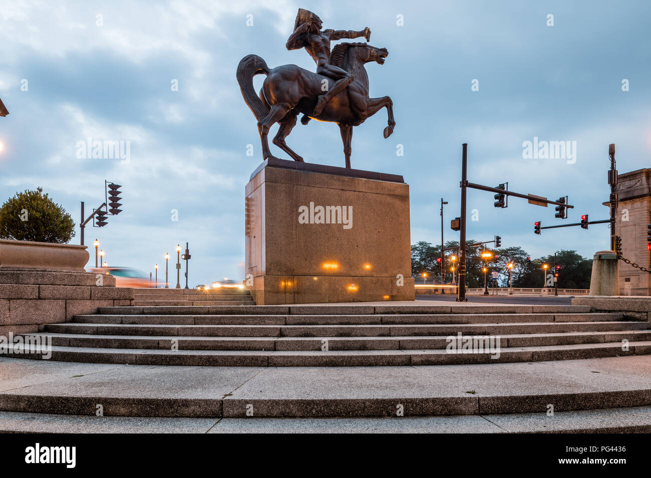 Native american statue hi-res stock photography and images - Alamy