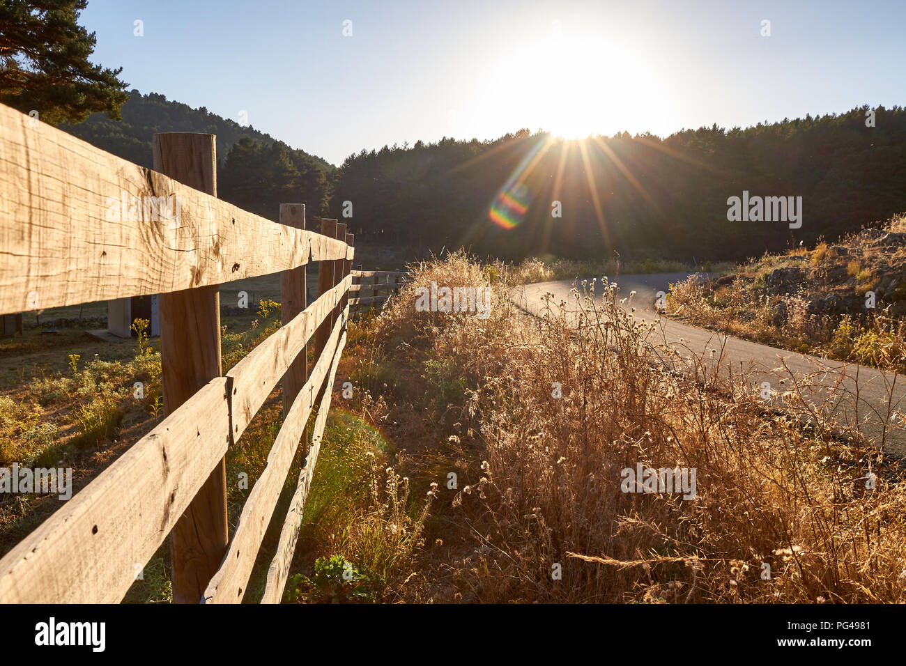 Wooden farm fence road hi-res stock photography and images - Alamy