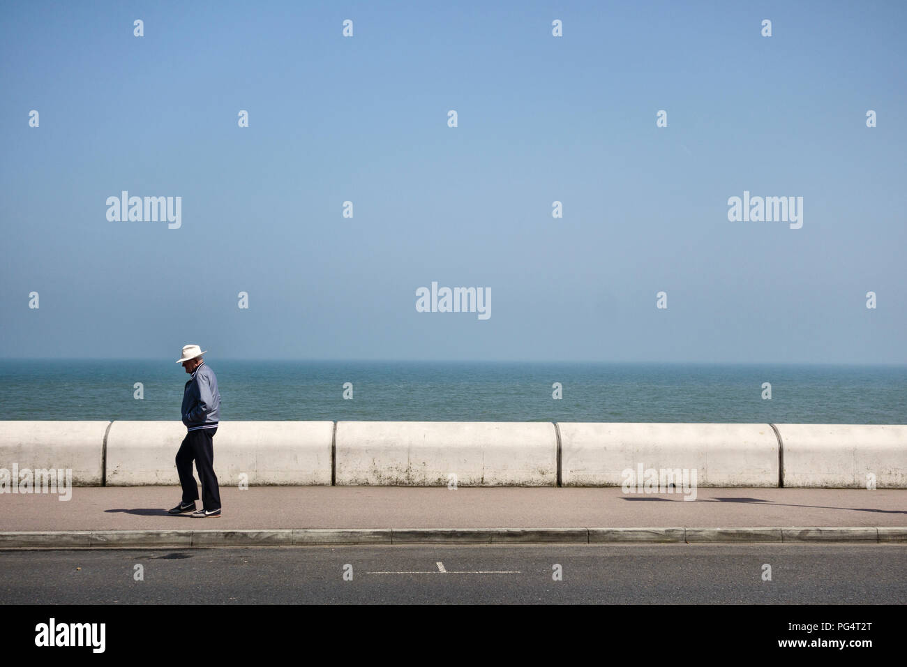 Walking at the seafront hi-res stock photography and images - Alamy