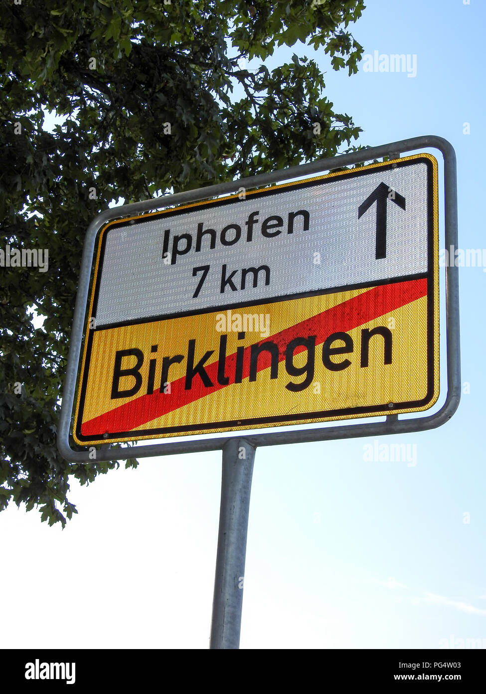 Village name plate hi-res stock photography and images - Alamy