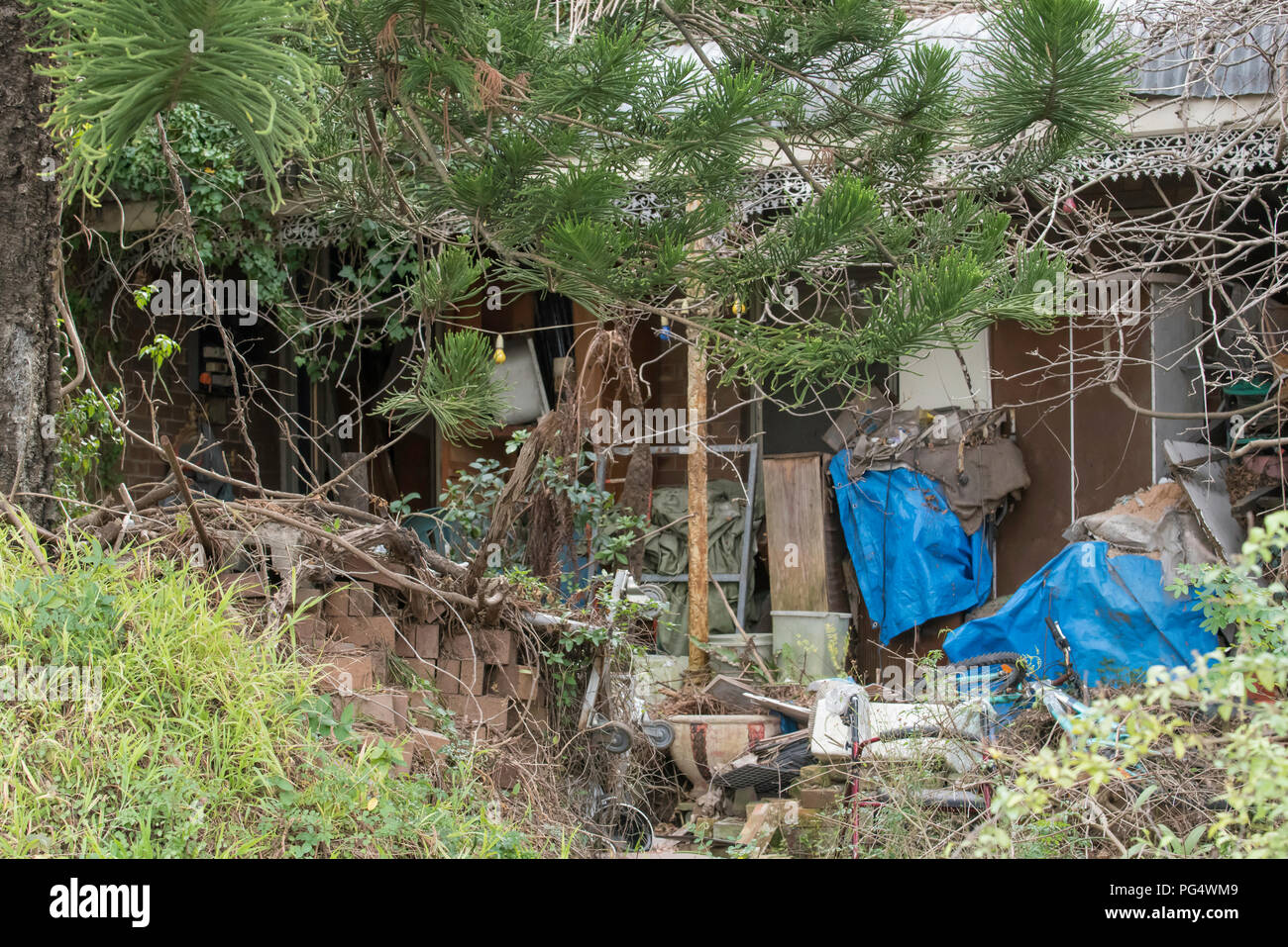 Messy front yard hi-res stock photography and images - Alamy