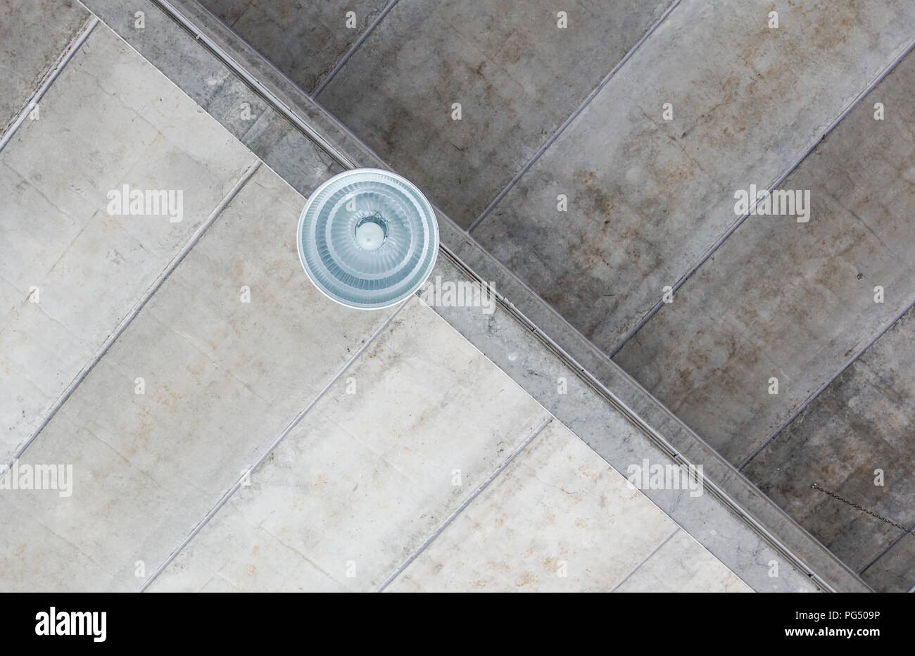 Loft industrial wire pendant hi-res stock photography and images - Alamy