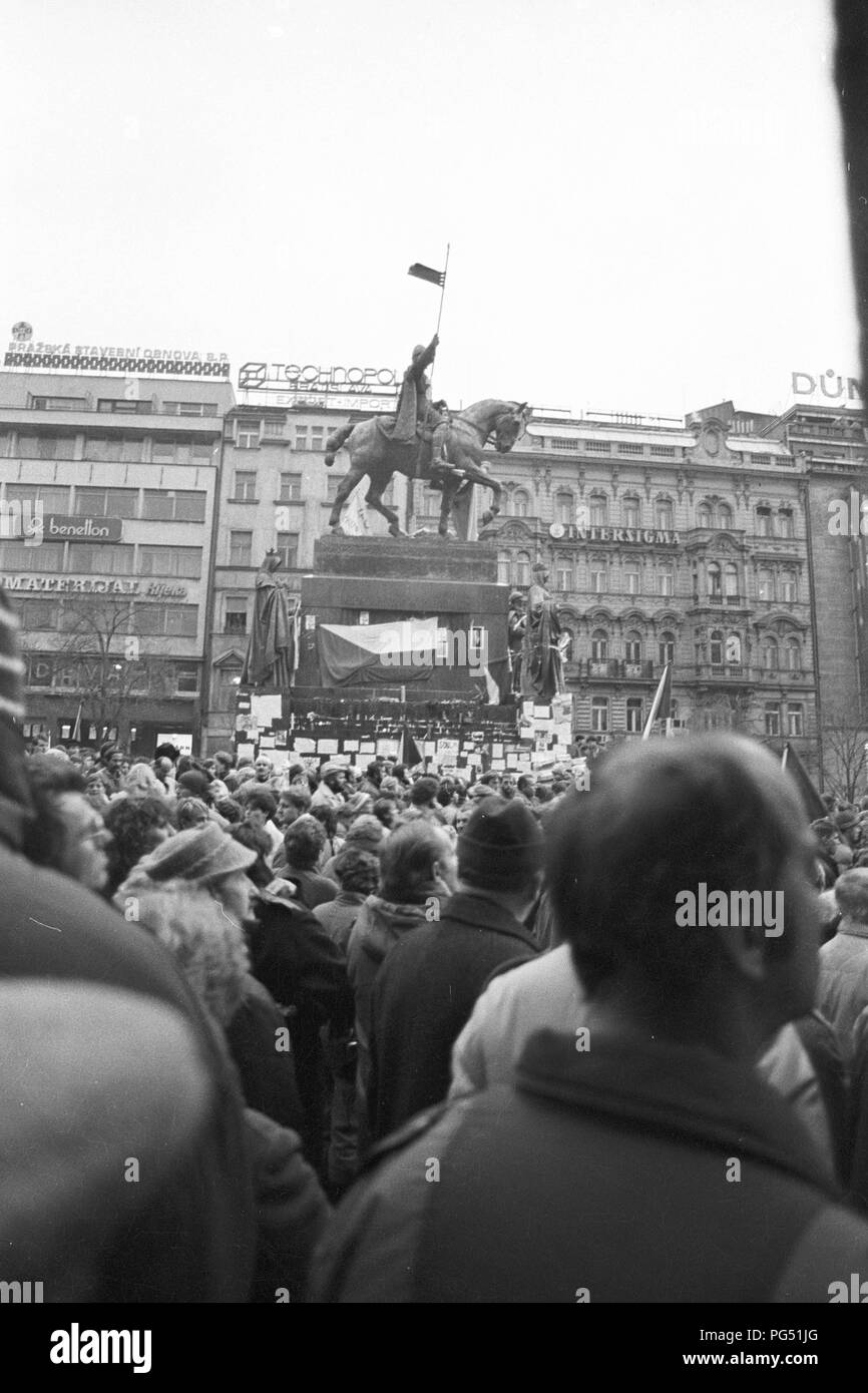 Velvet revolution 1989 wenceslas hi-res stock photography and images ...