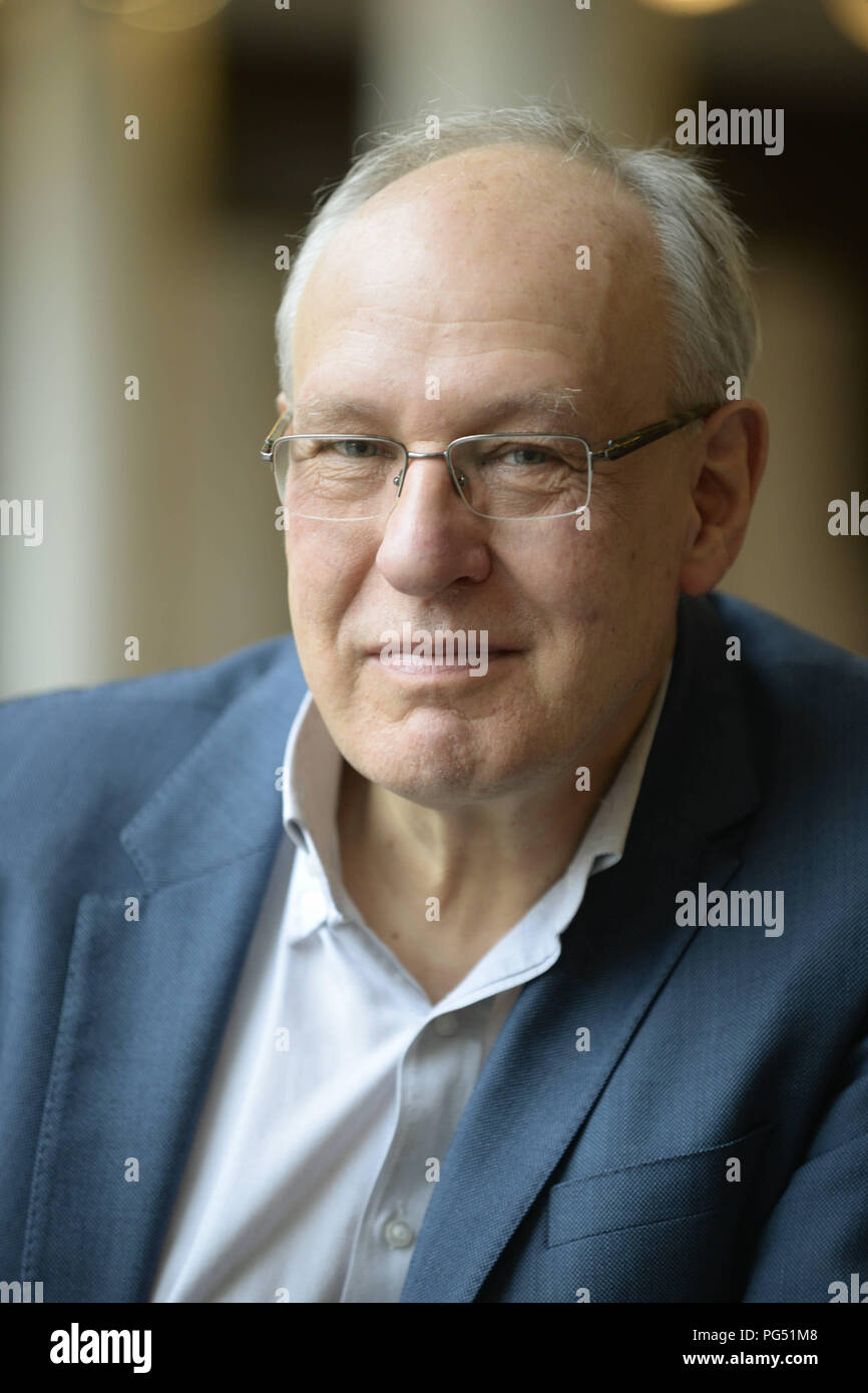 Born in 1953 hi-res stock photography and images - Alamy