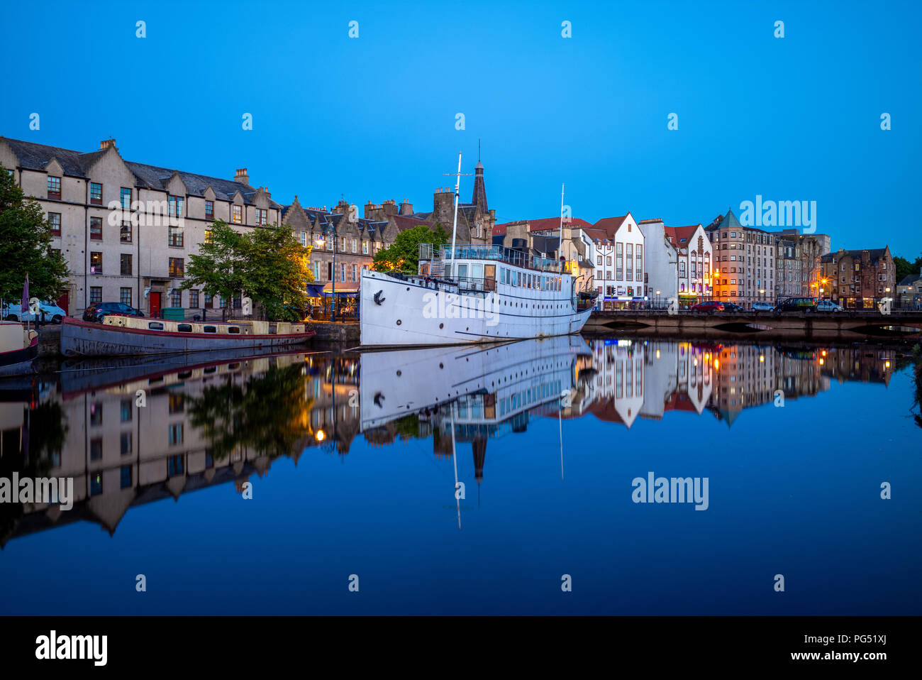 Edinburgh street night leith hi-res stock photography and images - Alamy