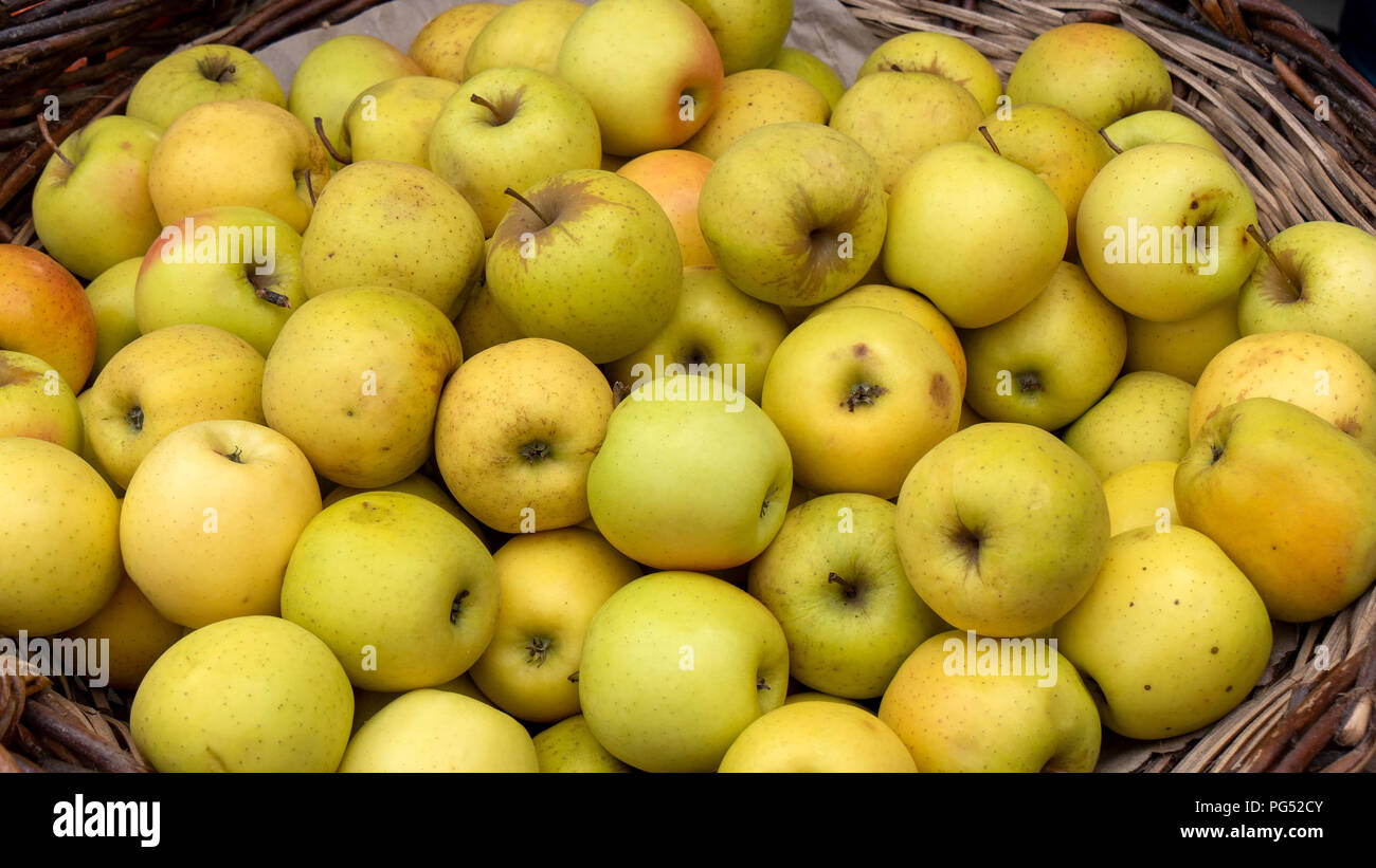 a pile of golden apples on the market Stock Photo - Alamy