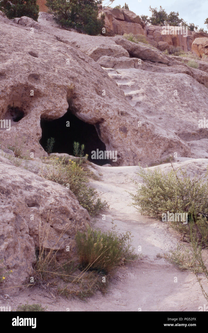 Cliff dwellings prehistoric hi-res stock photography and images - Alamy