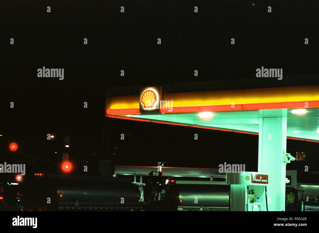 Shell gas station sign hi-res stock photography and images - Alamy