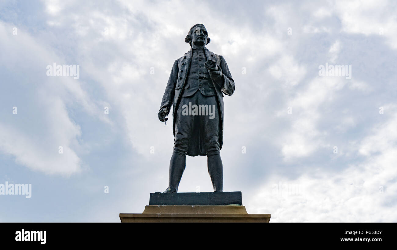 Captain James Cook's Statue, Whitby Stock Photo - Alamy