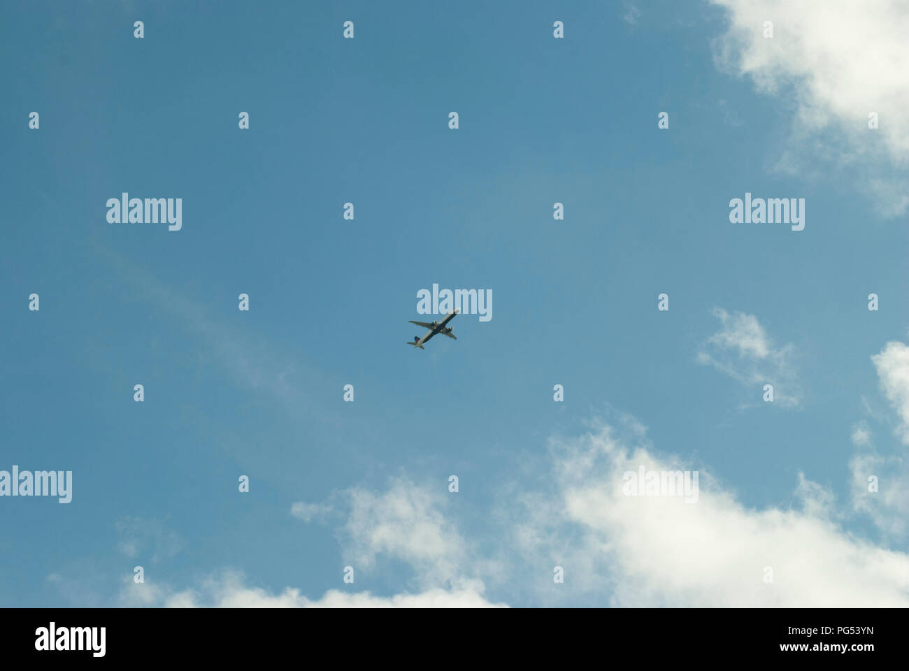 Airplane flying tourism hi-res stock photography and images - Alamy