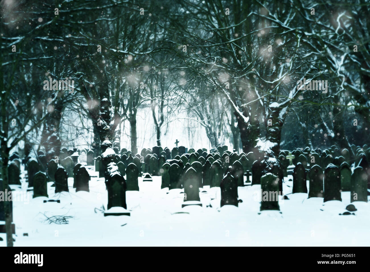 Snowing in graveyard hi-res stock photography and images - Alamy