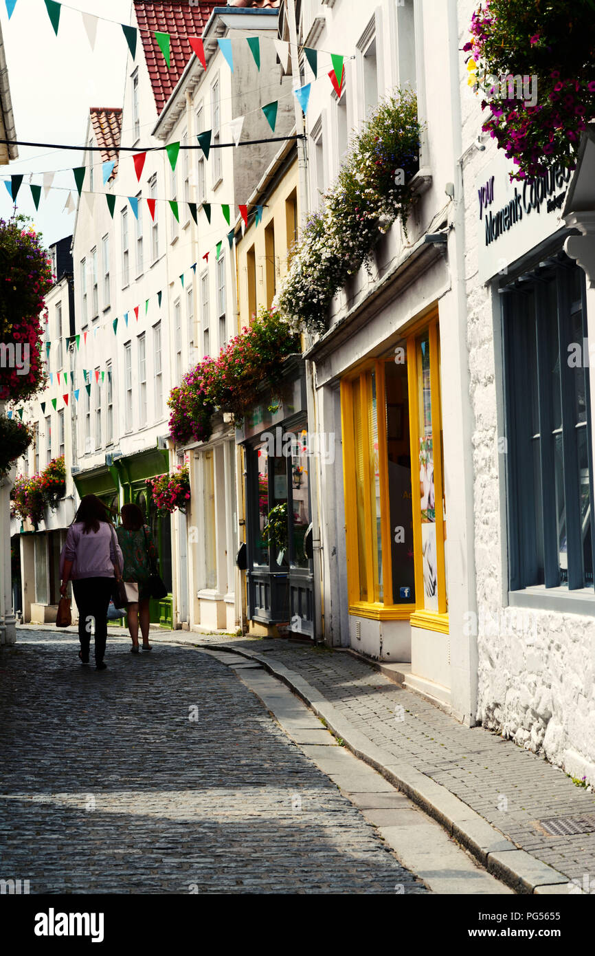 Sunny street hi-res stock photography and images - Alamy