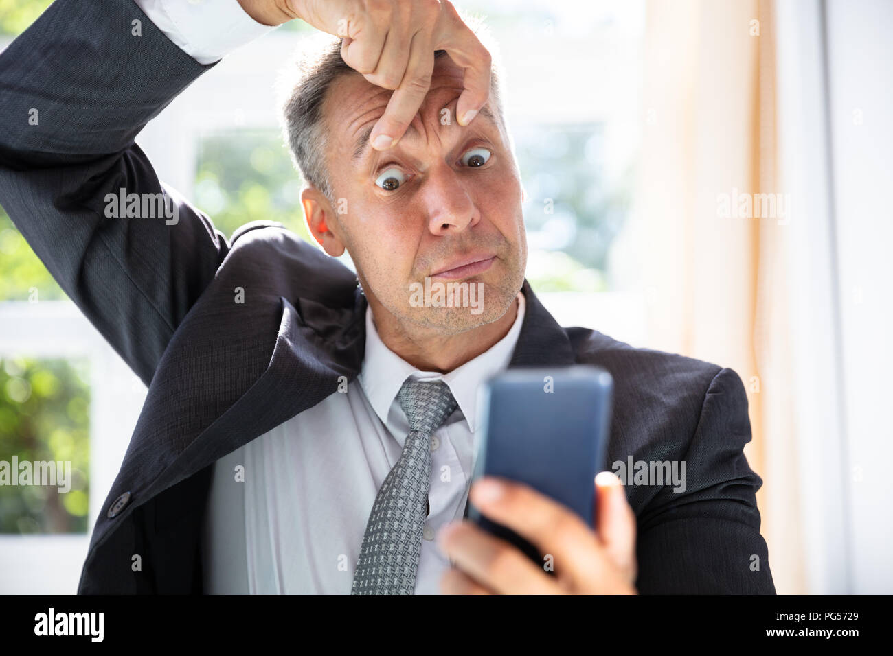 Older man looking at a screen hi-res stock photography and images - Alamy