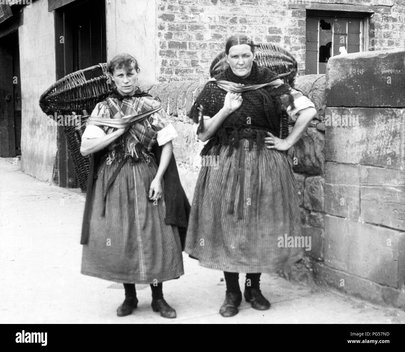 Fishwives at Newhaven, Edinburgh, Victorian period Stock Photo - Alamy
